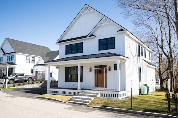 Downtown Coastal Charm Cottage In Kennebunk - Kennebunkport, ME