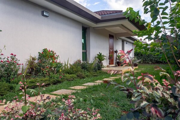 Charming 2-bedroom Cottage In Karen  With Wifi , Garden, Free Parking,, Game - Nairobi