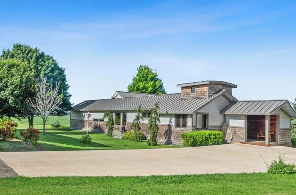 Peaceful Rustic Retreat On 4 Acres - Lake Geneva, WI