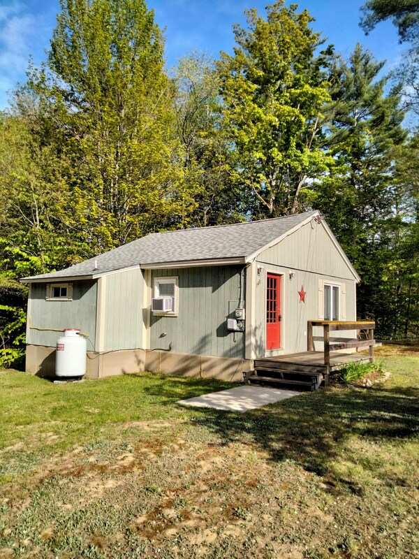 Charming Ossipee Cottage + Bonus Sleeping Loft! Wifi, Netflix, Ac, Firepit - Lake Winnipesaukee, NH