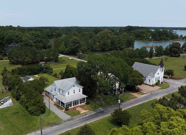Enjoy Chesapeake Bay In Our Three Bedroom Suite  Home. First Floor Bedroom. - Gloucester, VA