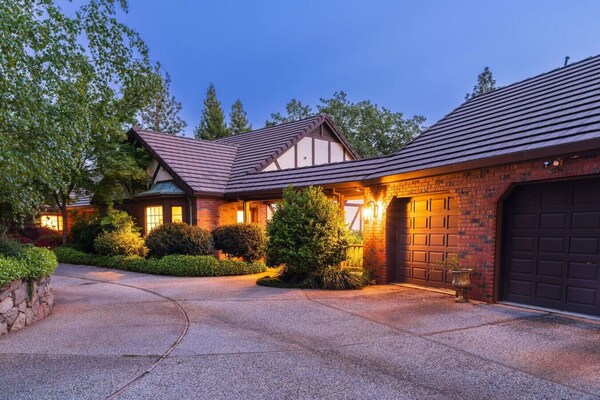 *Wow* Palatial *Chef's Kitchen*hot Tub*gardens* - Alta Sierra, CA