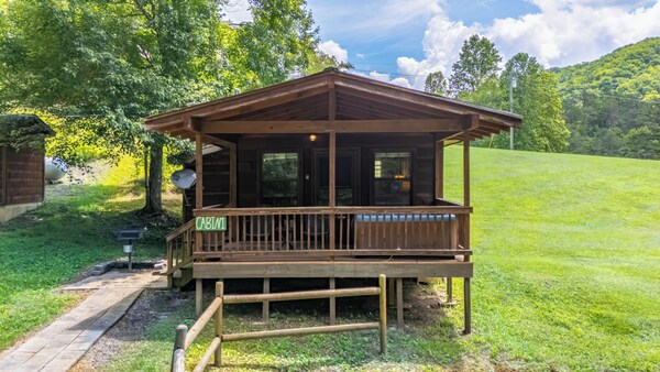 Walden Lodge Cabin 1 | Hot Tub, Pool + Fishing - Walland, TN