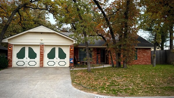 Peaceful 3br Retreat W/ Movie Room, Fireplace, Trails & Lake Nearby - Yukon, OK