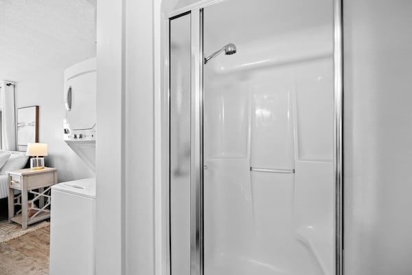 Bright, Chic And Stylish Suite - Des Moines, IA