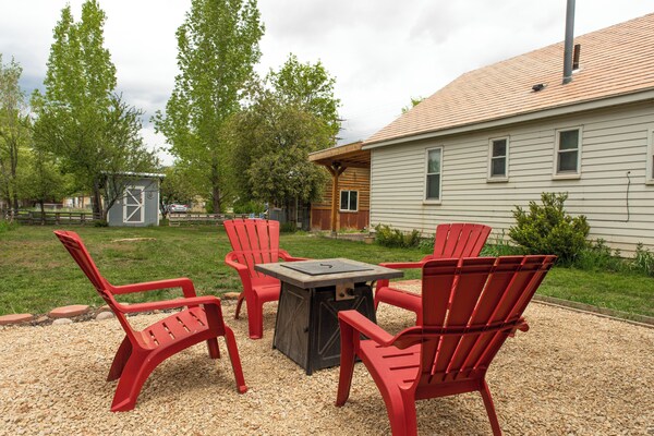 New! Heber Base Camp Escape - Sleeps 7, Fire Pit, A/c, Super Cute, Mature & Spacious Yards - Midway, UT