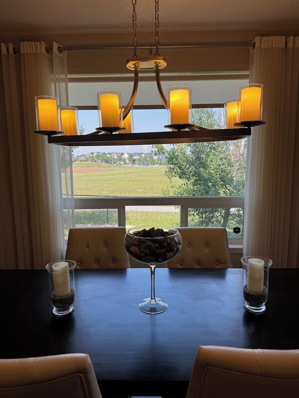 Cozy Hotel Living On A Green Space - Calgary