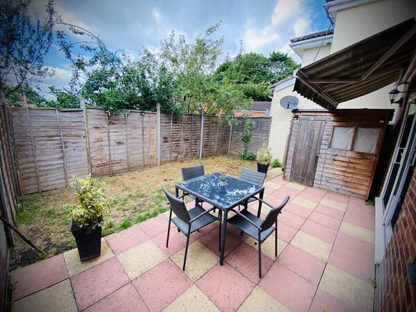 Modern-petfriendly-privategarden-family-20mintoldn - Stevenage
