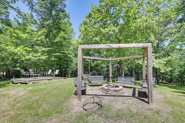 5 Mi To Hot Springs Nat'l Park: Cabin W/ Yard - Hot Springs, AR