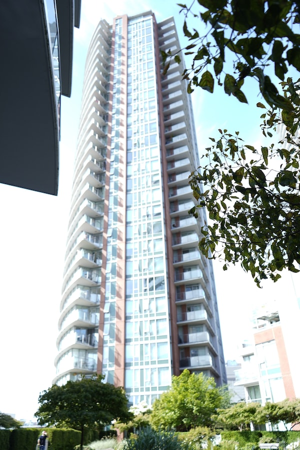 Heart Of The City / Free Parking | Pool | Hottub - Vancouver