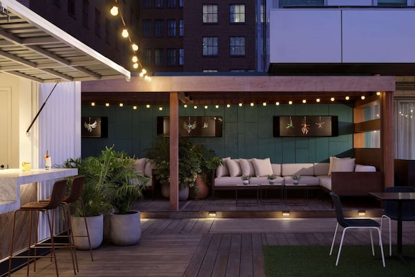 Downtown San Diego Access | Rooftop Pool & Dining - San Diego Airport (SAN)