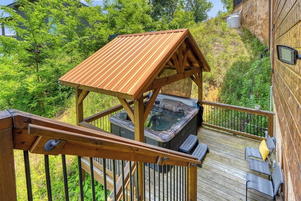 Evergreen Echo | Cabin W/ Mountain Views, Theater, Game Room, And Hot Tub - Gatlinburg