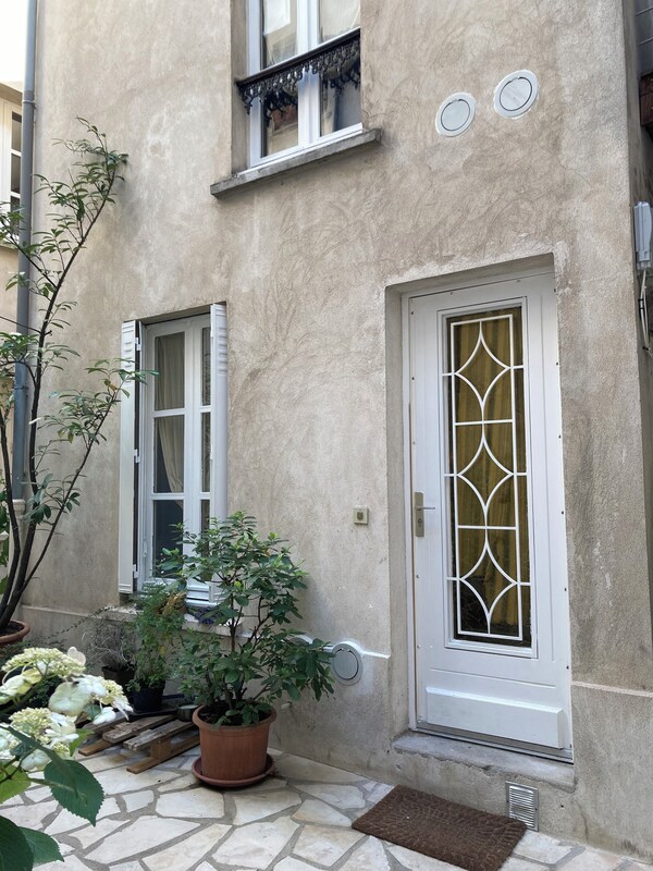 Little Cottage On The Quail Hill - Paris