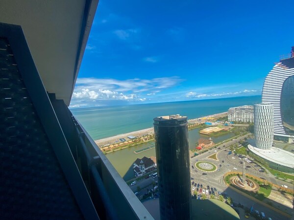 Orbi City Sea View Aparthotel - 巴統