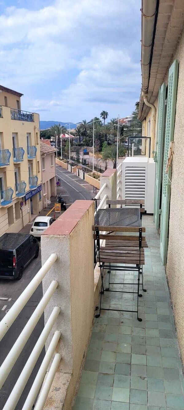 Bright & Cozy City Apartment With Balcony  200m From The Beach In Saint-raphaë - Les Issambres