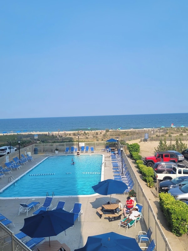Beachfront Oasis: One Bedroom - Ocean Pines, MD