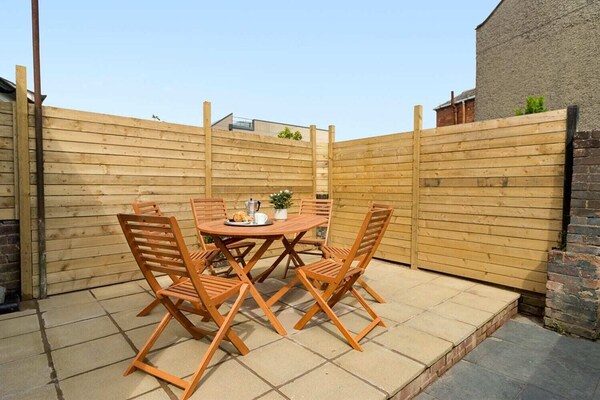 Maple House (Sleeps 7) - Short Stays Uk Ltd - Exeter