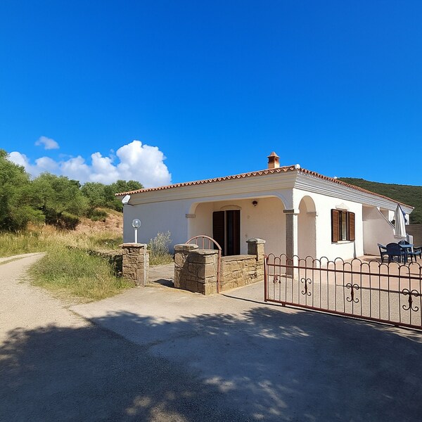 Alleinstehendes Ferienhaus Mit Klimaanlage,  W-lan, Tv, Terrasse, Panoramablick, Parkplatz - Budoni