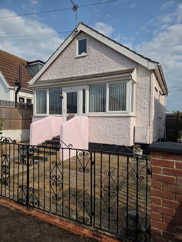The Hidden Gem - 2 Bedrooms Very Close To Sandy Beach - Clacton-on-Sea