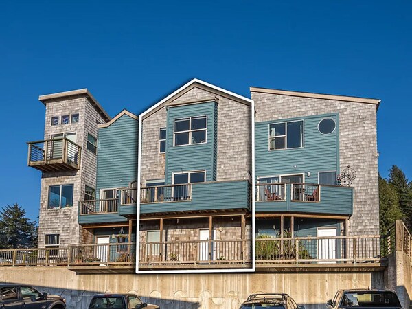 Sophisticated Oceanview Retreat Overlooking Pirate Cove  Luxury Awaits - Depoe Bay, OR