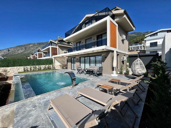 Charming 4-bedroom Villa With Sauna And Jacuzzi In Lovely öLüdeniz - Göcek
