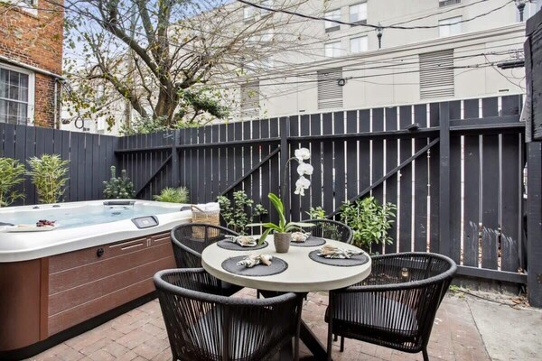 Beautifully Preserved 1800s Home | Downtown Savannah - Savannah, GA