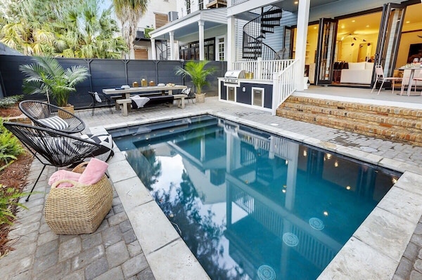 Grand, Lush Home With Heated Pool - New Orleans, LA