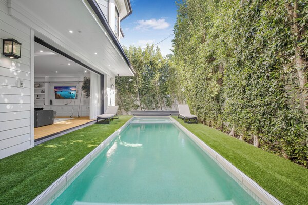 Spaulding Ave Farmhouse - Bespoke La Home W/ Pool & Home Theater - Los Angeles, CA