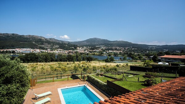 Chalet Con Piscinas Y Vistas A Portugal - Tui