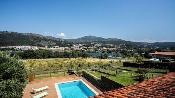 Chalet Con Piscinas Y Vistas A Portugal - Tui