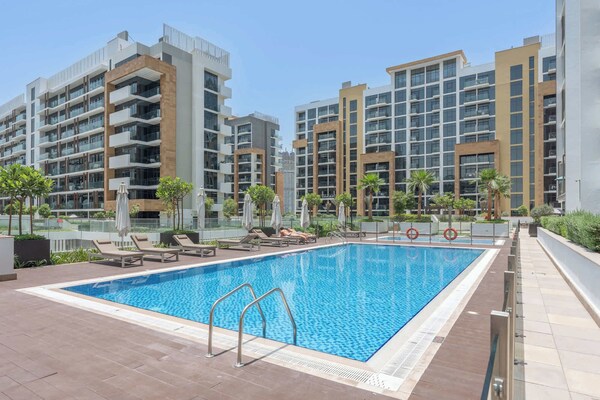 Cozy Studio In Azizi Riviera Sleeps 3 With Pool - Dubaï
