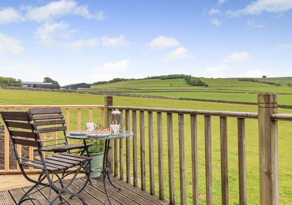 Hillside Hideout - One Bedroom House, Sleeps 2 - Buxton