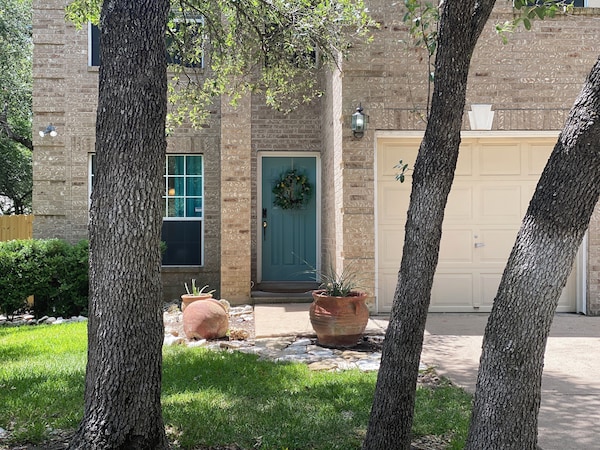 King & Queen Beds. Oak Trees. Free Parking. Perfect Location. - Leander, TX