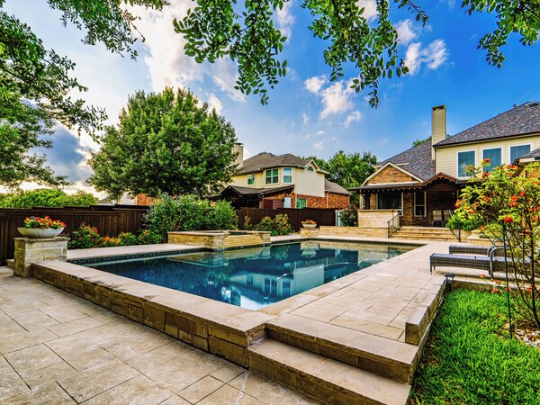 The Sapphire Sanctuary : 5 Bedroom Haven & Sparkling Pool - Allen, TX