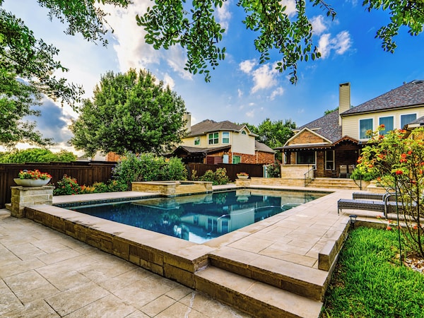 The Sapphire Sanctuary : 5 Bedroom Haven & Sparkling Pool - Allen, TX