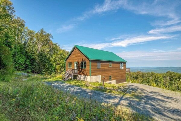 New! Mountain View Escape - Panoramic Views. 3 Bed, 2 Bath Modern Cabin. - Bethlehem, NH