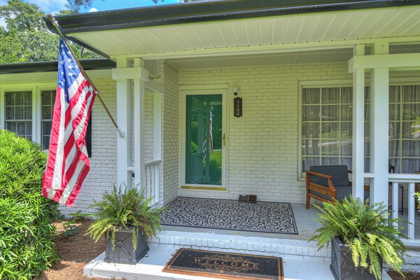 Year-round Charming 5-bedroom Retreat One Block From Historic Magnolia Lane - Augusta