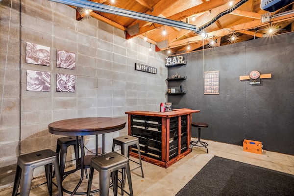3br Downtown Boho Hydeaway With Epic Garage Hangout For Small Gatherings - Wichita, KS