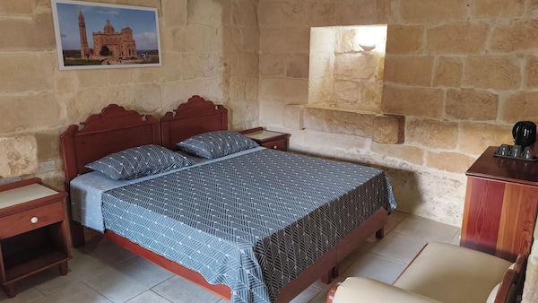 Historic Farmhouse With Courtyard, Kitchen Terrace And Rooftop With Pool - Malta