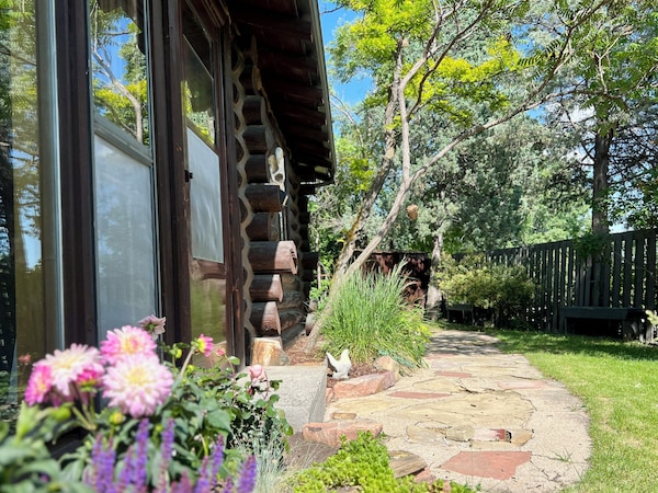A Western Cabin Retreat In The Heart Of Billings. - Billings, MT