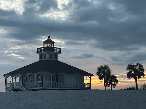 Beach House 2bed 1bath House - Great Location! Close To Beaches And Amenities. - Port Charlotte, FL