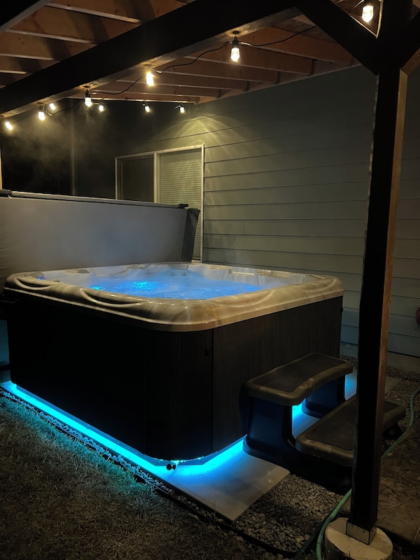 Pine & Peak Retreat  5 Br, Hot Tub, Game Room - Sunriver, OR