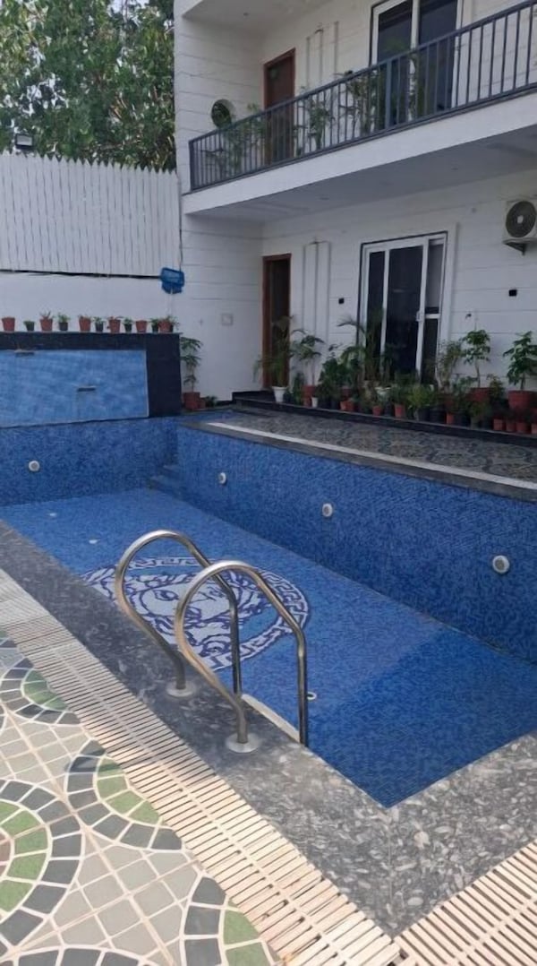 Superb 5-bedroom House In Noida - Noida
