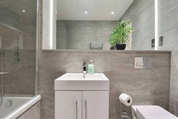 1 Bed Flat | 1 Sofabed | Sleeps 3 | Spacious Apartment | Next To Train Station - 赫默爾亨普斯特德