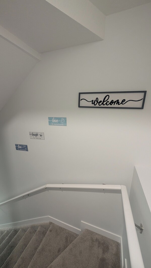 Stylish Cozy Private Basement Suite 2 Bedroom, 2 Bed, 1 Bathroom. Fast Wifi - Edmonton