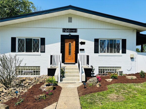 Cozy 3- Br House With Pool And Game Room  Near Kennywood - Turtle, West Mifflin