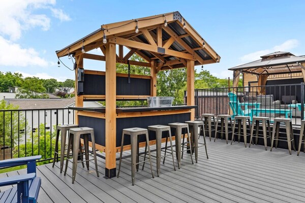 Spacious 4br Bachelor Retreat-game Room & Rooftop! - Nashville, TN