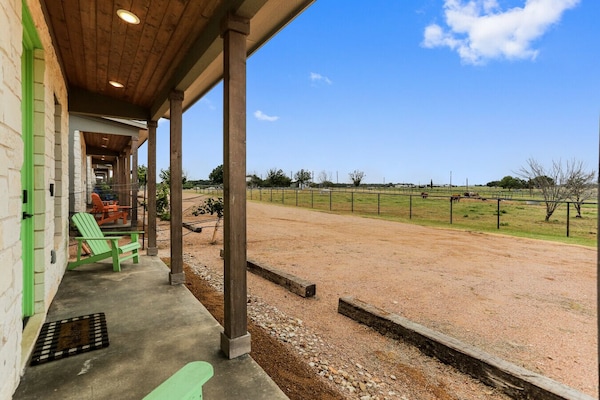 Near Main St~longhorns~pets~vineyard Views~firepit - Fredericksburg, TX