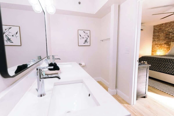 New In Downtown + Free Parking - Lexington, KY