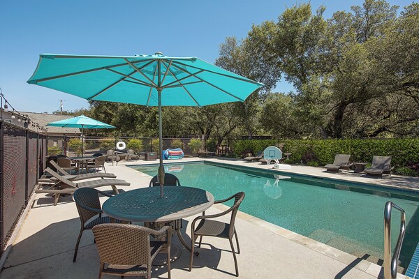 Luxurious Enchanting Healdsburg Estate Style Retreat, Sleeps 12, Pool, Firepit - Healdsburg, CA
